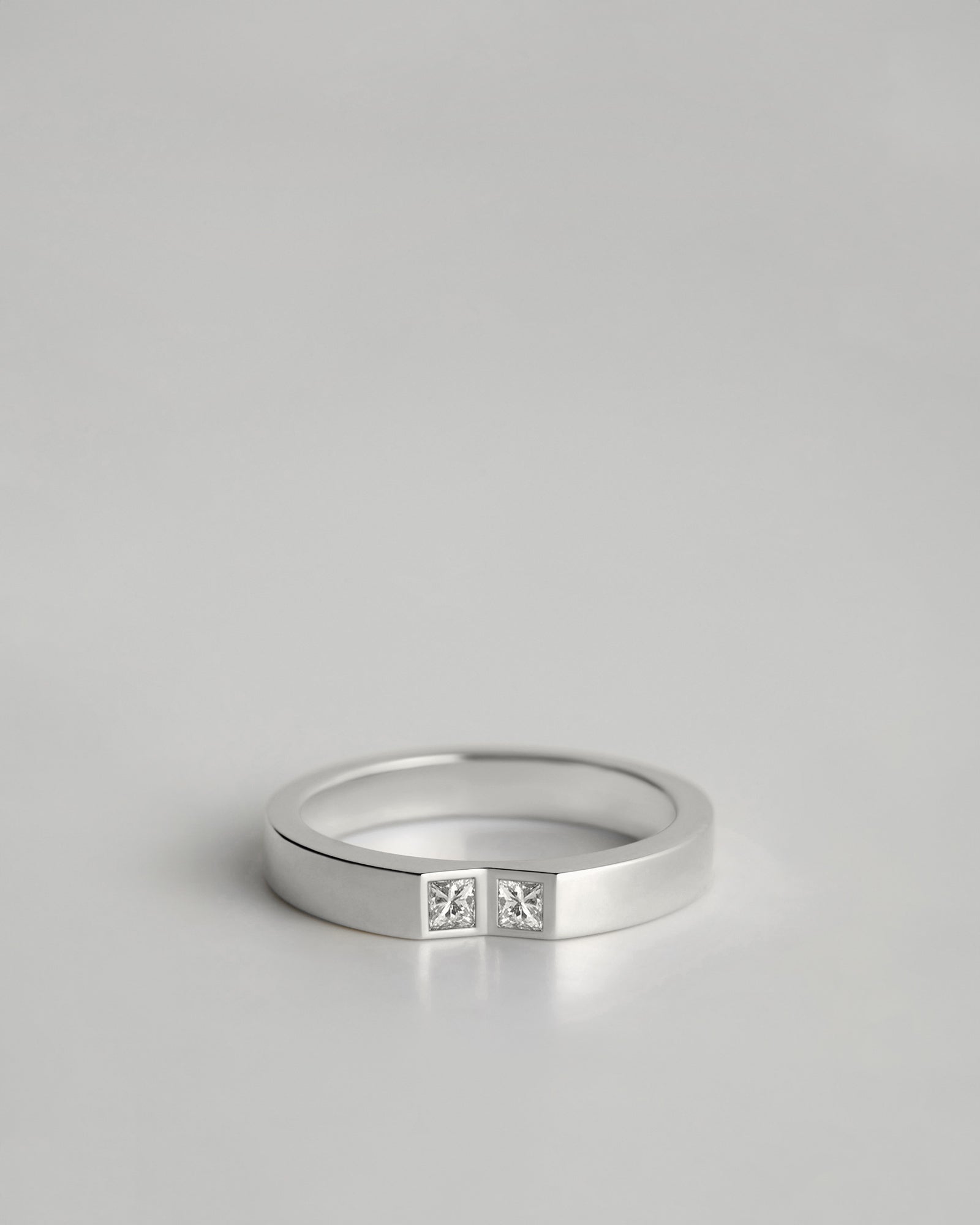 Joan Band 222 - White Diamonds – Hamish Munro