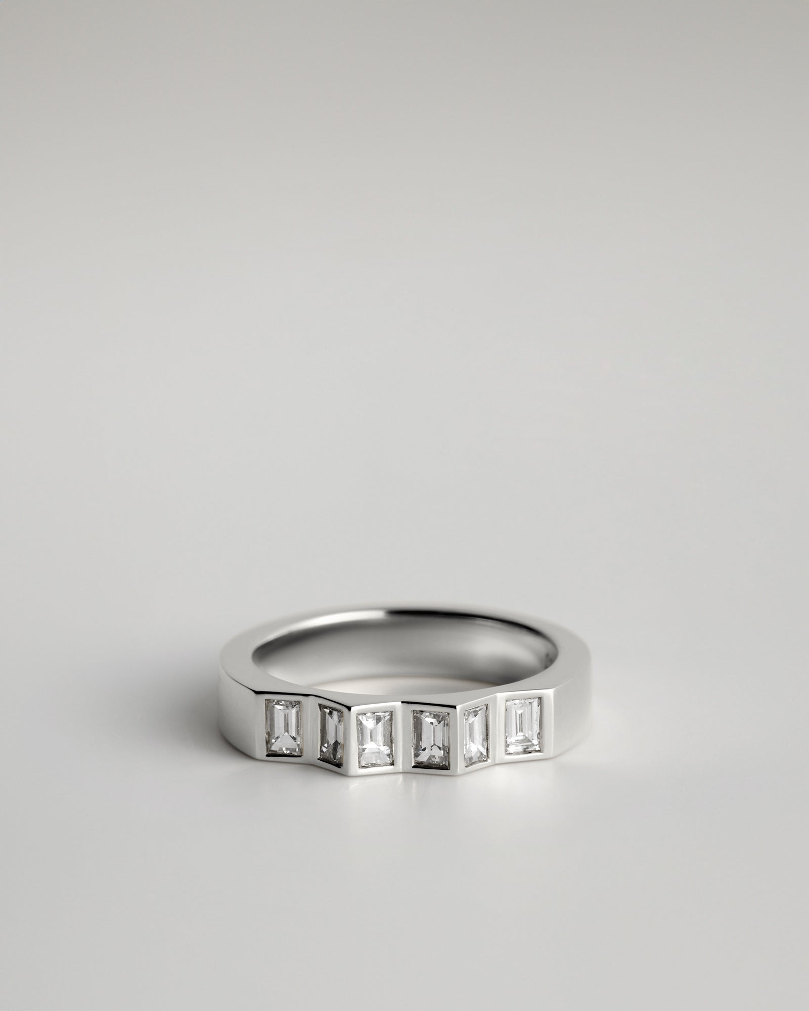 Joan Band 623 - White Diamonds – Hamish Munro